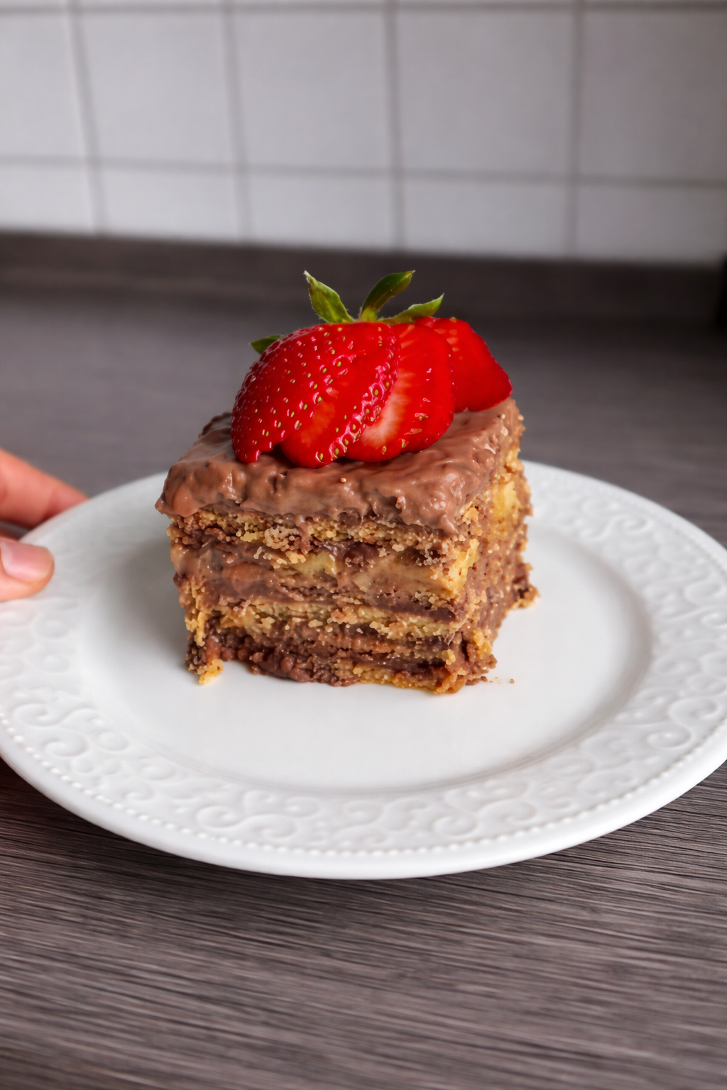 Čoko biskvit kolač – kremasti čokoladni desert bez pečenja